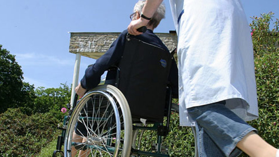 Sosu’ers arbejdsmiljø i ældreplejen: Et ergonomisk paradoks?